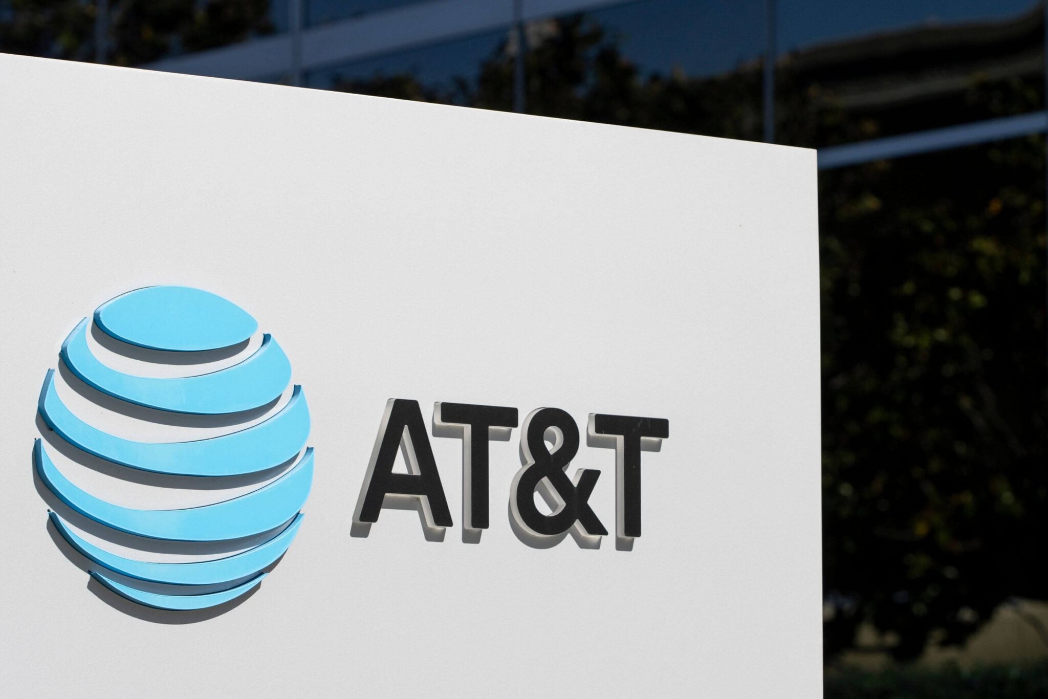 AT&T (T) Stock; Drops as SpaceX IPO Buzz Raises Competitive Concerns ...