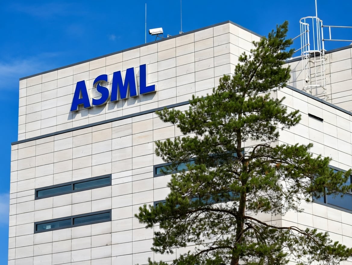 ASML (ASML) Stock; Slips as High-NA Chips Near First Production ...