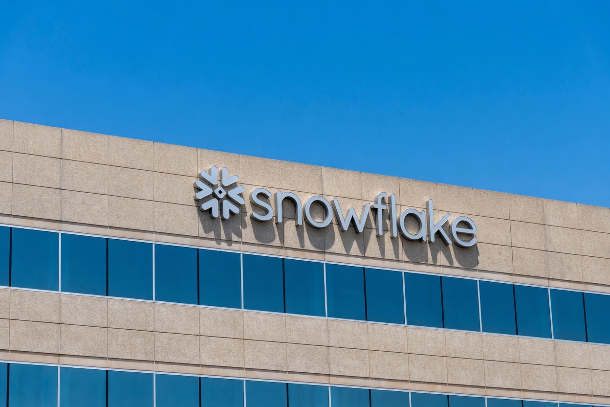 Snowflake (SNOW) Stock; Falls Slightly Despite Major $6B AWS ...